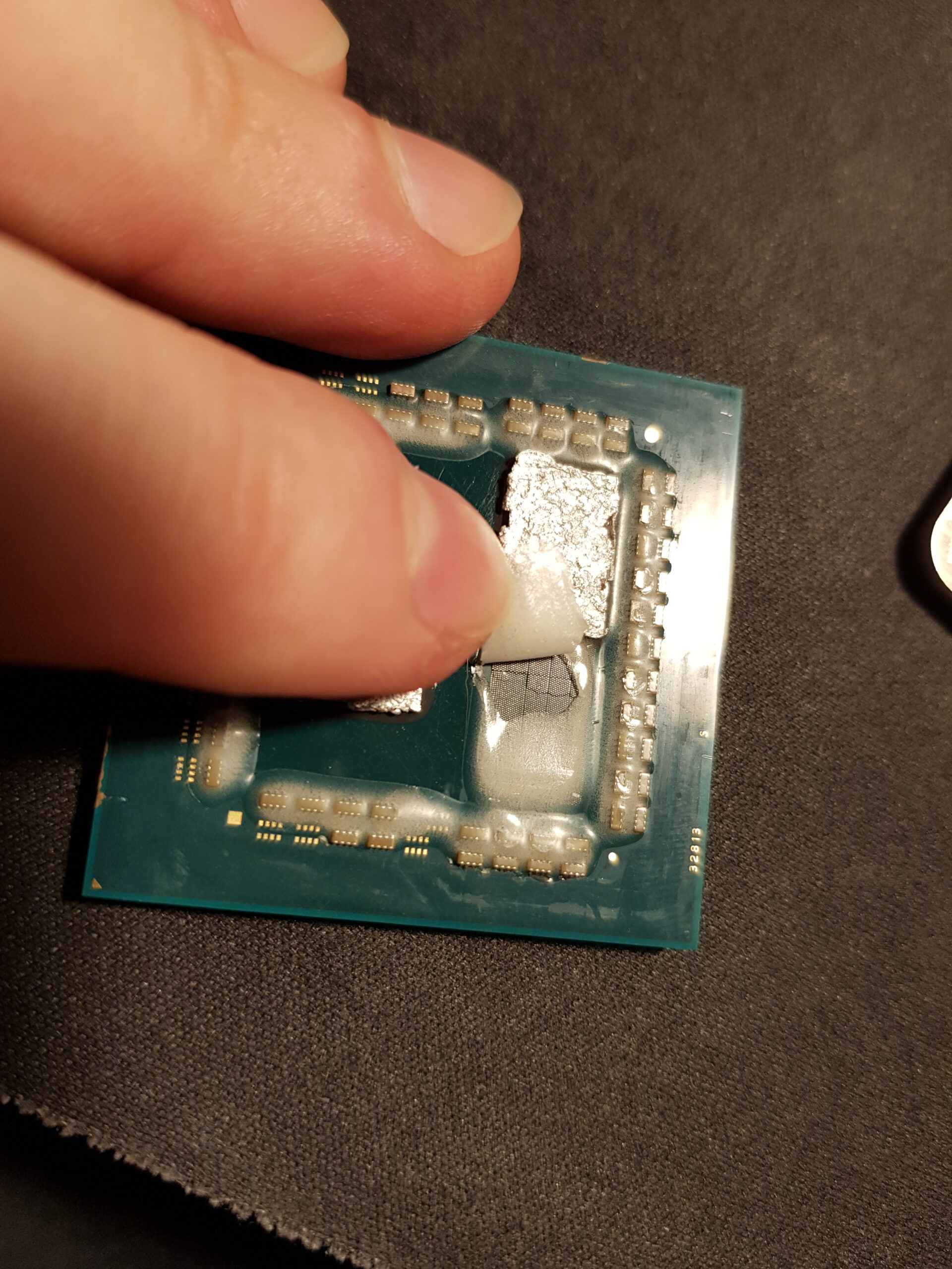 用户发布了拆下的 AMD Ryzen 7 5800X3D CPU 的图片